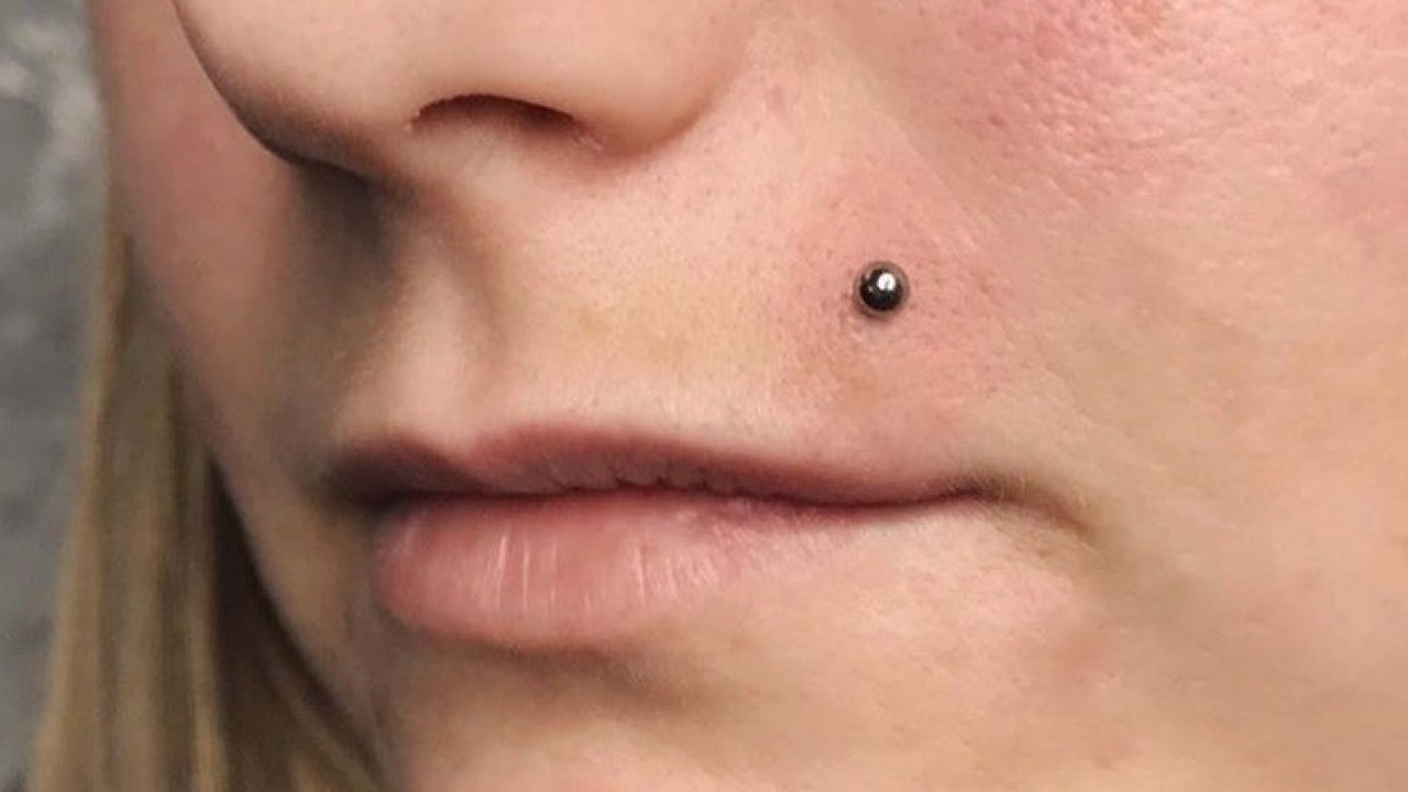 Monroe Lip Piercing Pain, Scar, Infected Aftercare, Healing, Pictures ...